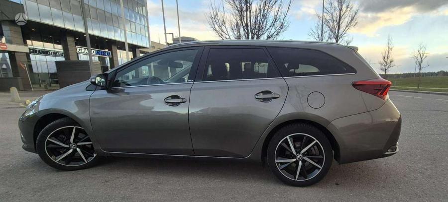 Pelēks Toyota Auris 2017 Viļņa, ar dzinēja tilpumu 1.80 L un nobraukumu 260 tūkst. km par 9900 €, foto 13 vietnē AUTOMOTO.COM.LV
