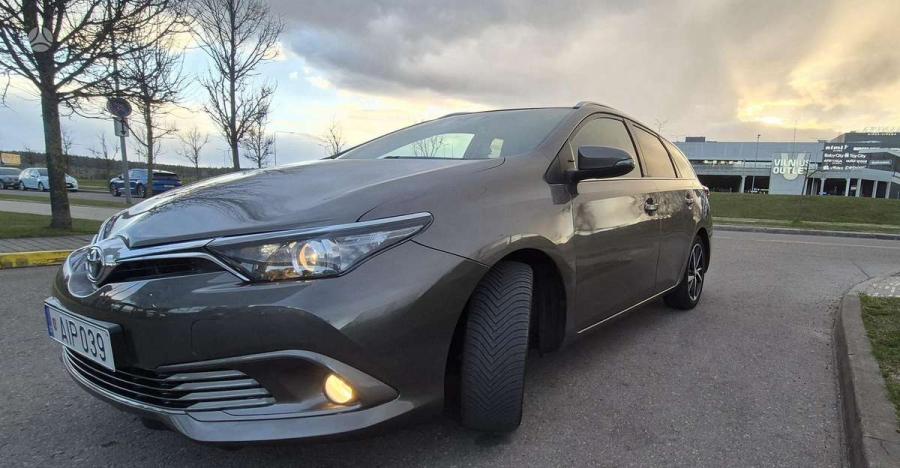 Pelēks Toyota Auris 2017 Viļņa, ar dzinēja tilpumu 1.80 L un nobraukumu 260 tūkst. km par 9900 €, foto 14 vietnē AUTOMOTO.COM.LV