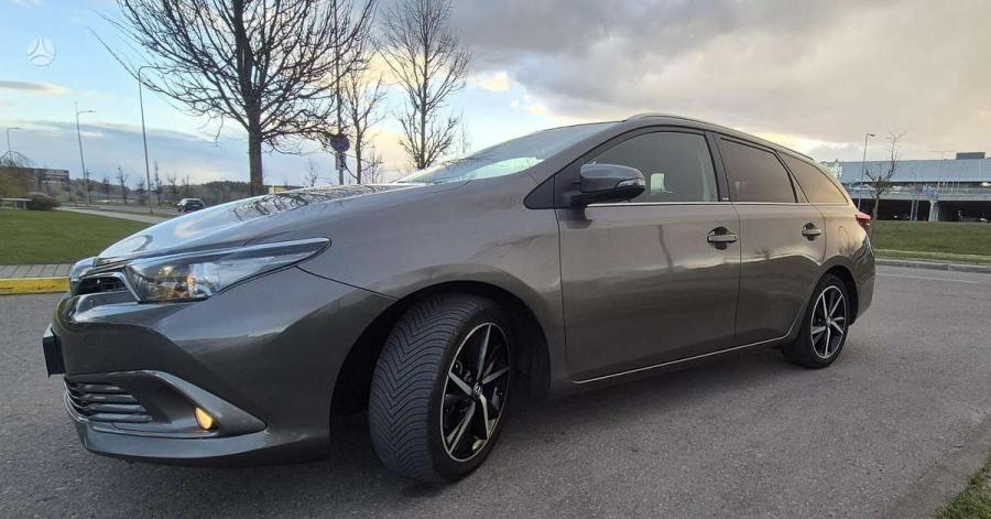 Pelēks Toyota Auris 2017 Viļņa, ar dzinēja tilpumu 1.80 L un nobraukumu 260 tūkst. km par 9900 €, foto 15 vietnē AUTOMOTO.COM.LV