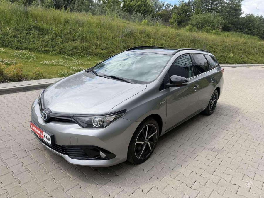 Grey Toyota Auris 2017 in Vilnius, with an engine capacity of 1.80 L and mileage of 128 thousand km for 14250 €, photo 5 on AUTOMOTO.COM.LV