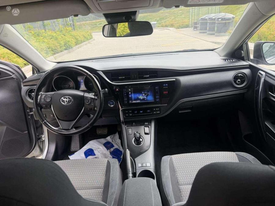 Grey Toyota Auris 2017 in Vilnius, with an engine capacity of 1.80 L and mileage of 128 thousand km for 14250 €, photo 22 on AUTOMOTO.COM.LV