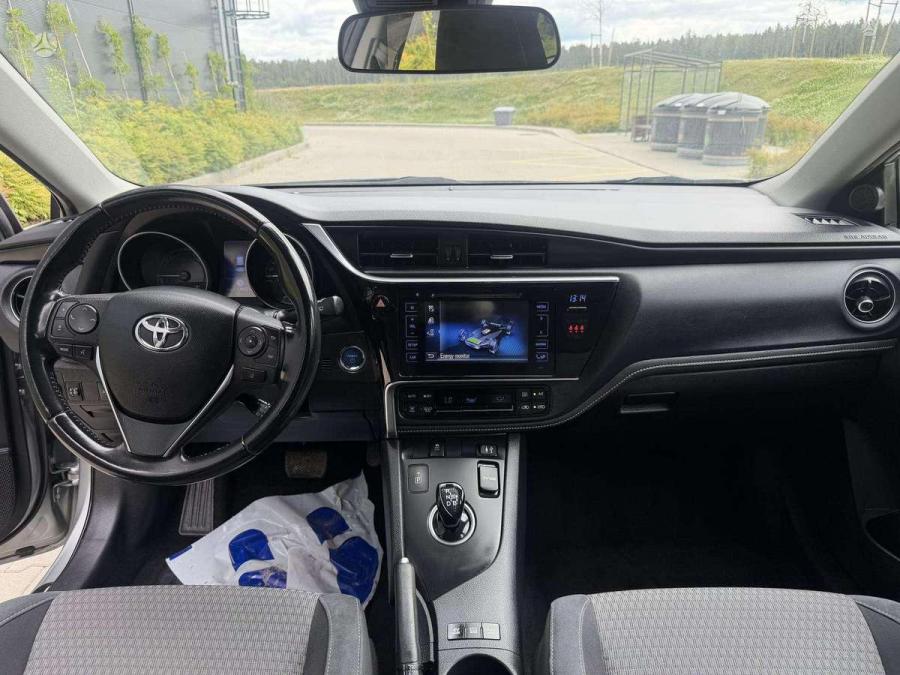 Grey Toyota Auris 2017 in Vilnius, with an engine capacity of 1.80 L and mileage of 128 thousand km for 14250 €, photo 25 on AUTOMOTO.COM.LV