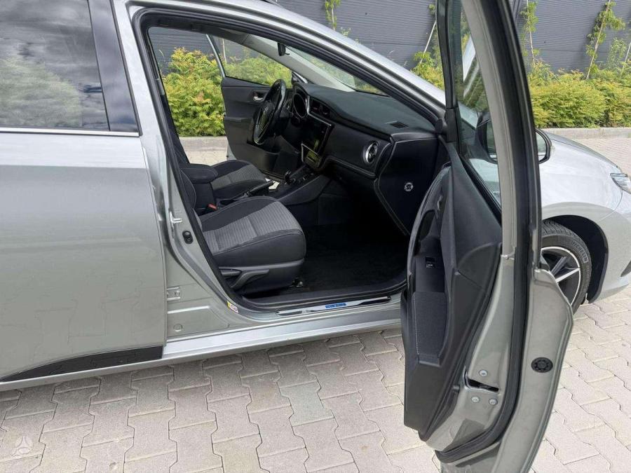 Grey Toyota Auris 2017 in Vilnius, with an engine capacity of 1.80 L and mileage of 128 thousand km for 14250 €, photo 28 on AUTOMOTO.COM.LV