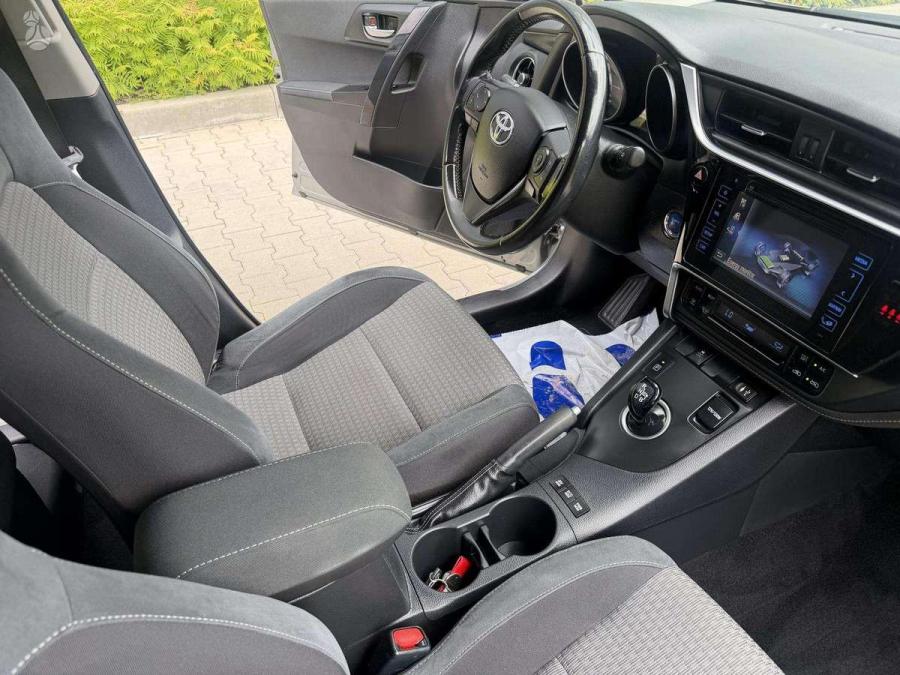 Grey Toyota Auris 2017 in Vilnius, with an engine capacity of 1.80 L and mileage of 128 thousand km for 14250 €, photo 29 on AUTOMOTO.COM.LV