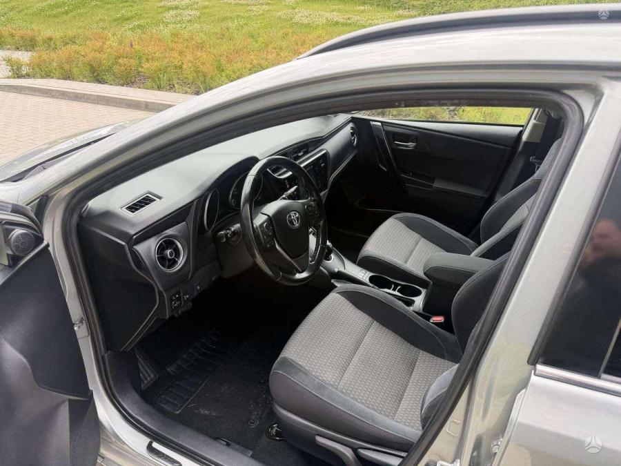 Grey Toyota Auris 2017 in Vilnius, with an engine capacity of 1.80 L and mileage of 128 thousand km for 14250 €, photo 32 on AUTOMOTO.COM.LV