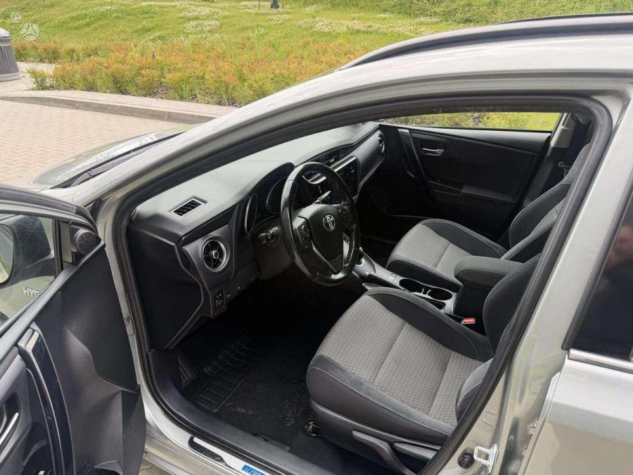 Grey Toyota Auris 2017 in Vilnius, with an engine capacity of 1.80 L and mileage of 128 thousand km for 14250 €, photo 34 on AUTOMOTO.COM.LV