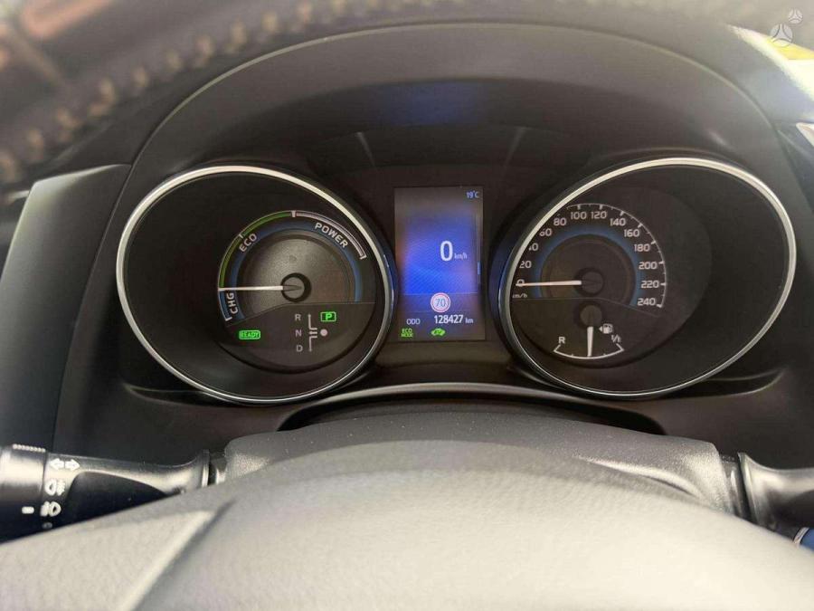 Grey Toyota Auris 2017 in Vilnius, with an engine capacity of 1.80 L and mileage of 128 thousand km for 14250 €, photo 37 on AUTOMOTO.COM.LV