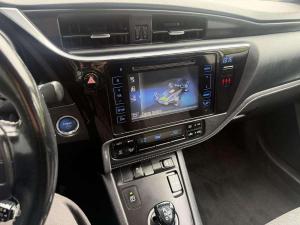 Grey Toyota Auris 2017 in Vilnius, with an engine capacity of 1.80 L and mileage of 128 thousand km for 14250 €, photo 38 on AUTOMOTO.COM.LV