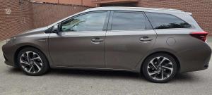 Grey Toyota Auris 2017 in Kaunas, with an engine capacity of 1.80 L and mileage of 156 thousand km for 10999 €, photo 3 on AUTOMOTO.COM.LV