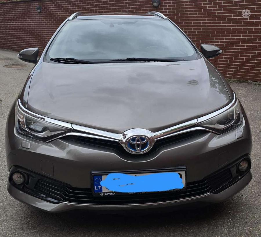 Grey Toyota Auris 2017 in Kaunas, with an engine capacity of 1.80 L and mileage of 156 thousand km for 10999 €, photo 4 on AUTOMOTO.COM.LV