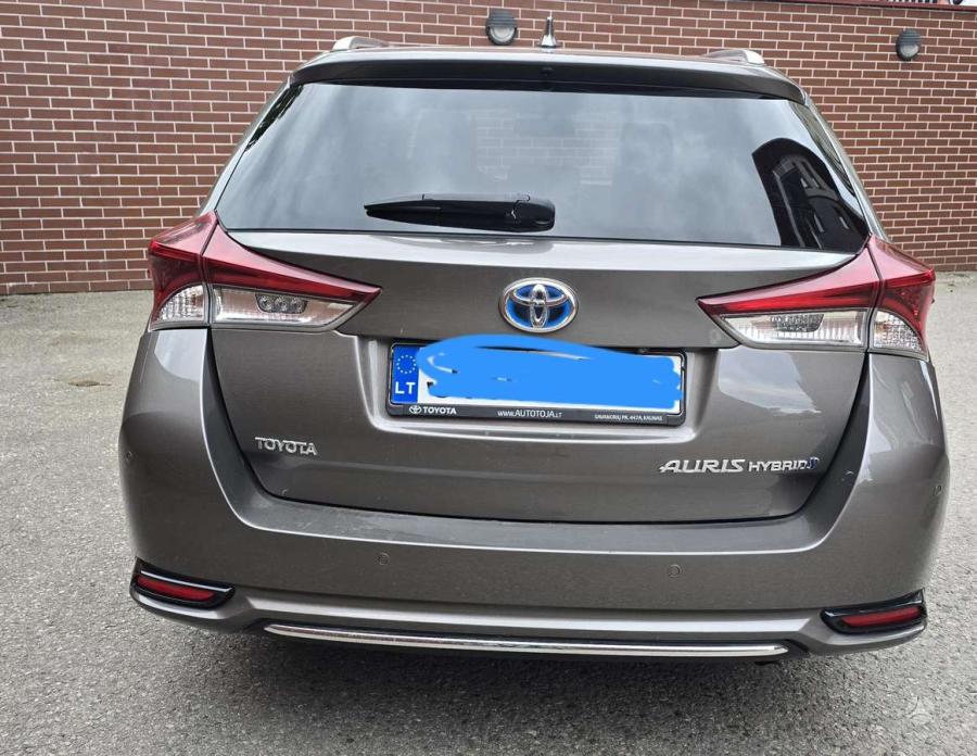 Grey Toyota Auris 2017 in Kaunas, with an engine capacity of 1.80 L and mileage of 156 thousand km for 10999 €, photo 5 on AUTOMOTO.COM.LV