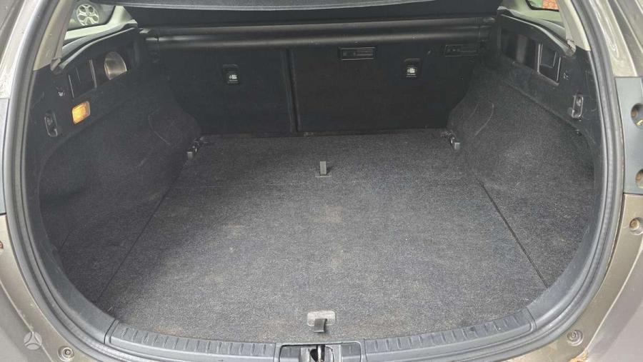Grey Toyota Auris 2017 in Kaunas, with an engine capacity of 1.80 L and mileage of 156 thousand km for 10999 €, photo 7 on AUTOMOTO.COM.LV