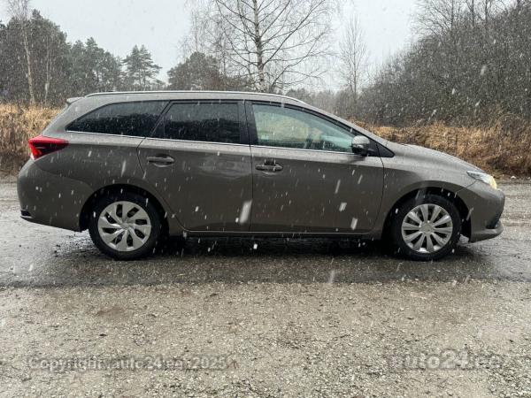 Grey Toyota Auris 2018 in Tallinn, with an engine capacity of 1.60 L and mileage of 121 thousand km for 13500 €, photo 4 on AUTOMOTO.COM.LV
