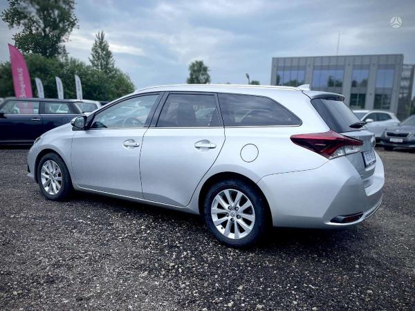 Grey Toyota Auris 2018 in Vilnius, with an engine capacity of 1.60 L and mileage of 127 thousand km for 13999 €, photo 3 on AUTOMOTO.COM.LV