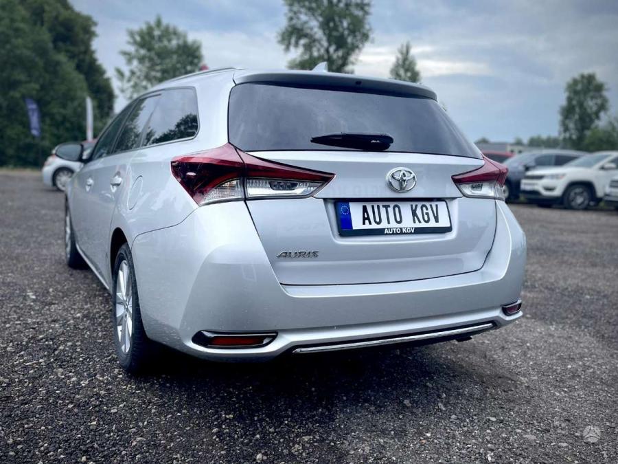 Pelēks Toyota Auris 2018 Viļņa, ar dzinēja tilpumu 1.60 L un nobraukumu 127 tūkst. km par 13999 €, foto 4 vietnē AUTOMOTO.COM.LV