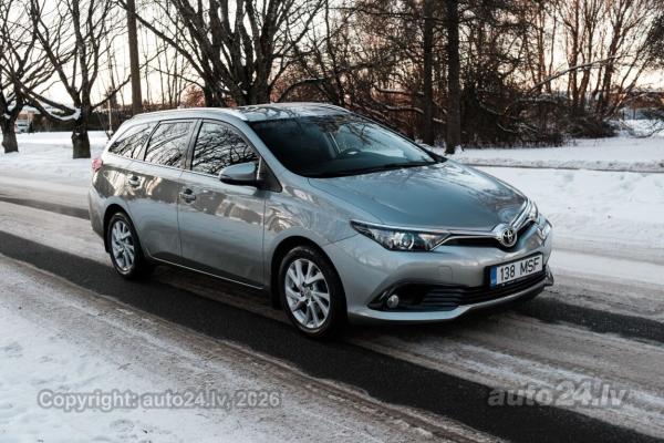 Grey Toyota Auris 2018 in Tartu, with an engine capacity of 1.60 L and mileage of 119 thousand km for 11590 €, photo 3 on AUTOMOTO.COM.LV