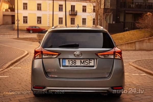 Grey Toyota Auris 2018 in Tartu, with an engine capacity of 1.60 L and mileage of 119 thousand km for 10999 €, photo 4 on AUTOMOTO.COM.LV