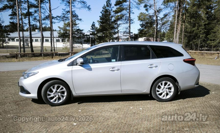 Grey Toyota Auris 2018 in Tallinn, with an engine capacity of 1.60 L and mileage of 114 thousand km for 9800 €, photo 3 on AUTOMOTO.COM.LV