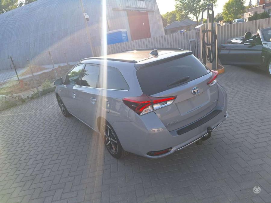 Grey Toyota Auris 2018 in Vilkaviskis, with an engine capacity of 1.80 L and mileage of 250 thousand km for 11200 €, photo 4 on AUTOMOTO.COM.LV