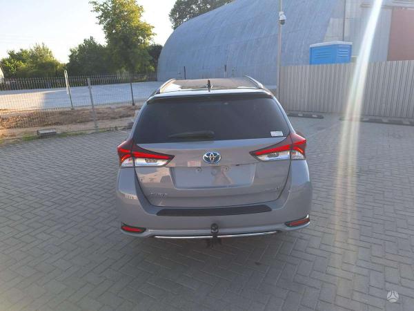 Grey Toyota Auris 2018 in Vilkaviskis, with an engine capacity of 1.80 L and mileage of 250 thousand km for 11200 €, photo 4 on AUTOMOTO.COM.LV