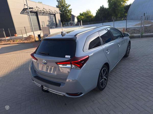 Grey Toyota Auris 2018 in Vilkaviskis, with an engine capacity of 1.80 L and mileage of 250 thousand km for 11200 €, photo 5 on AUTOMOTO.COM.LV