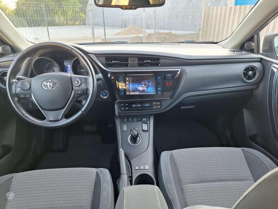 Grey Toyota Auris 2018 in Vilkaviskis, with an engine capacity of 1.80 L and mileage of 250 thousand km for 11200 €, photo 13 on AUTOMOTO.COM.LV