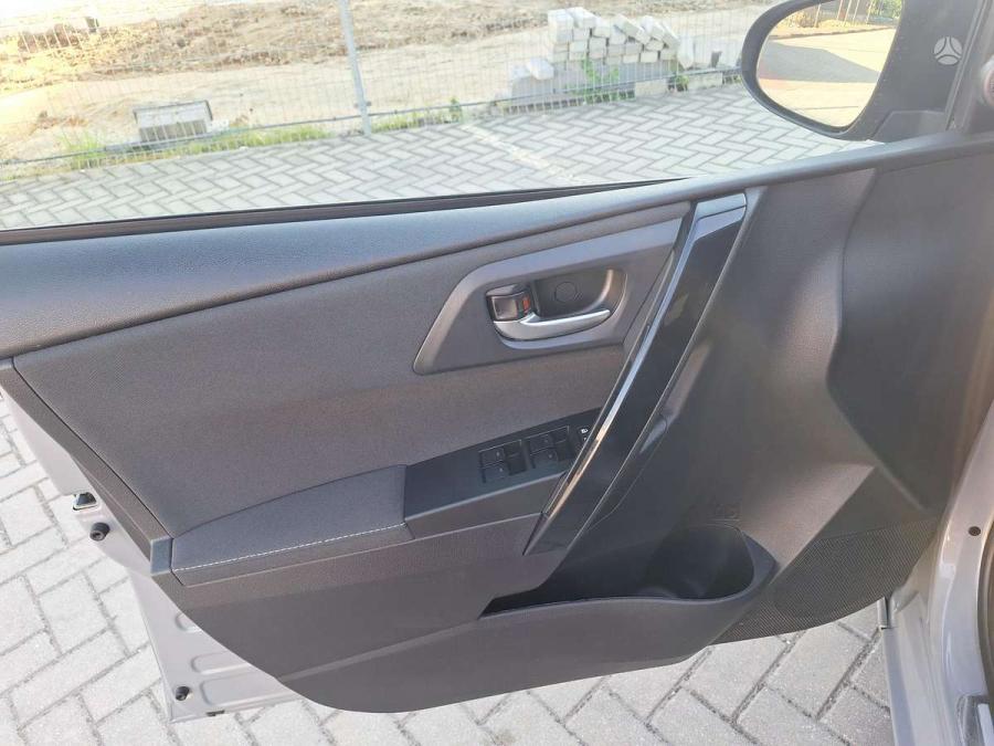Grey Toyota Auris 2018 in Vilkaviskis, with an engine capacity of 1.80 L and mileage of 250 thousand km for 11200 €, photo 15 on AUTOMOTO.COM.LV