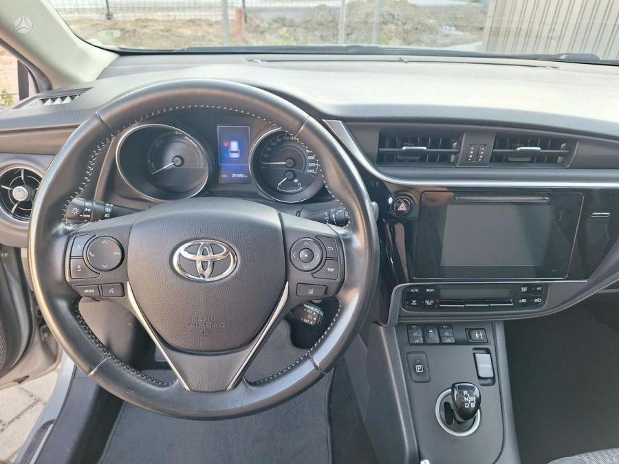Grey Toyota Auris 2018 in Vilkaviskis, with an engine capacity of 1.80 L and mileage of 250 thousand km for 11200 €, photo 16 on AUTOMOTO.COM.LV