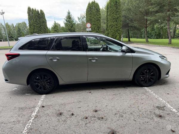 Grey Toyota Auris 2018 in Alytus, with an engine capacity of 1.60 L and mileage of 240 thousand km for 6999 €, photo 4 on AUTOMOTO.COM.LV