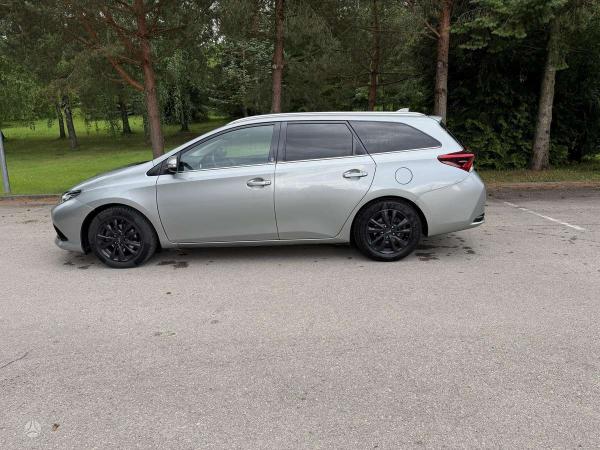 Grey Toyota Auris 2018 in Alytus, with an engine capacity of 1.60 L and mileage of 240 thousand km for 6999 €, photo 6 on AUTOMOTO.COM.LV