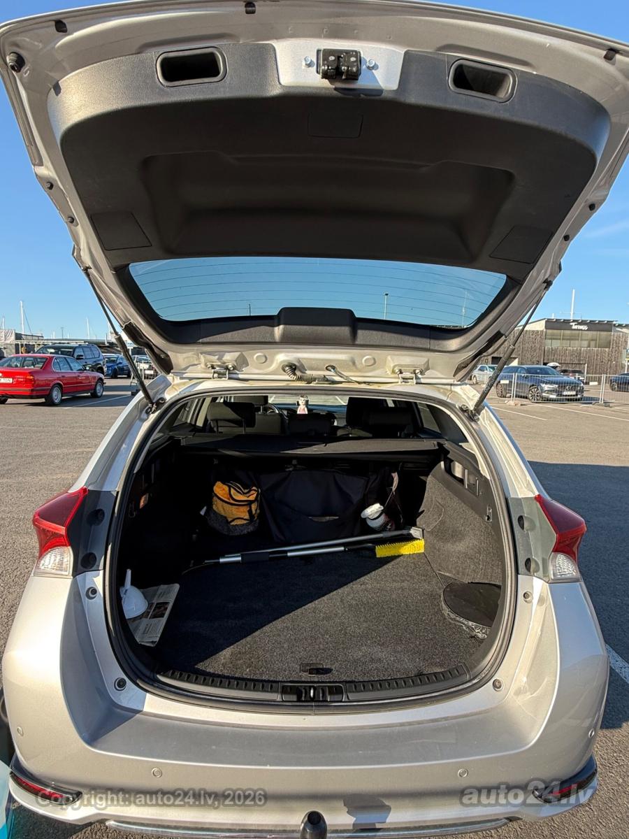 Grey Toyota Auris 2018 in Tallinn, with an engine capacity of 1.60 L and mileage of 94 thousand km for 12500 €, photo 10 on AUTOMOTO.COM.LV