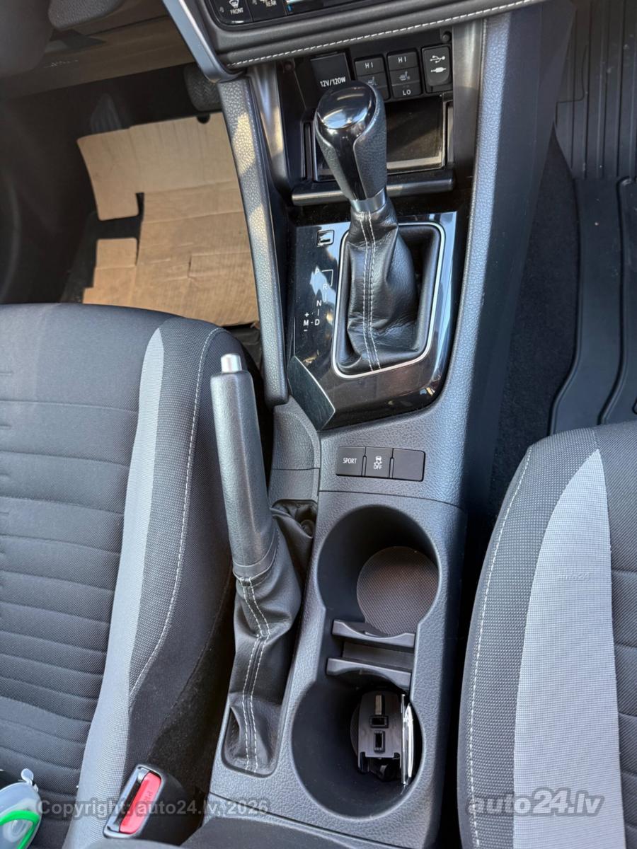 Grey Toyota Auris 2018 in Tallinn, with an engine capacity of 1.60 L and mileage of 94 thousand km for 12500 €, photo 15 on AUTOMOTO.COM.LV