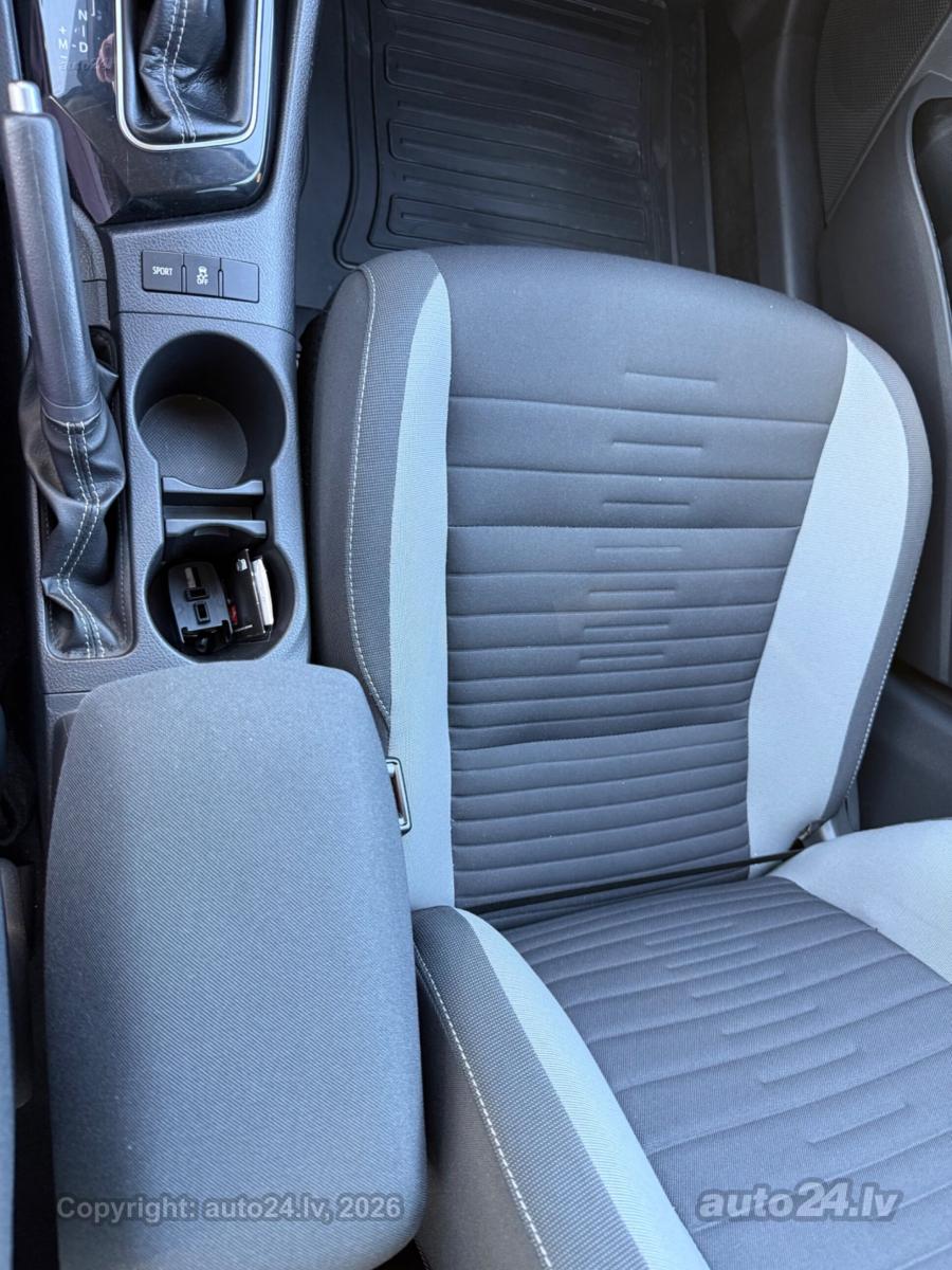Grey Toyota Auris 2018 in Tallinn, with an engine capacity of 1.60 L and mileage of 94 thousand km for 12500 €, photo 16 on AUTOMOTO.COM.LV