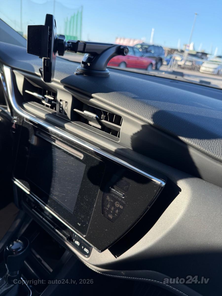 Grey Toyota Auris 2018 in Tallinn, with an engine capacity of 1.60 L and mileage of 94 thousand km for 12500 €, photo 17 on AUTOMOTO.COM.LV