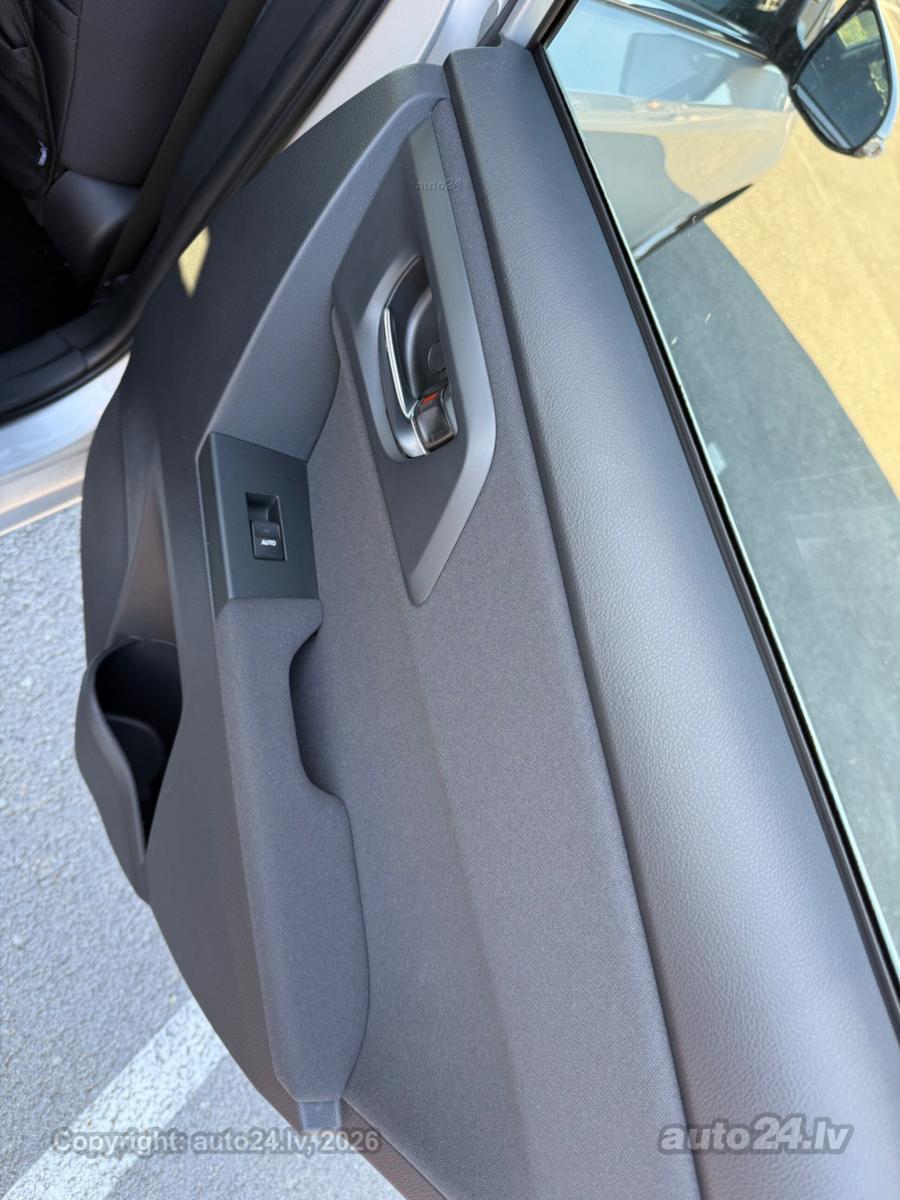 Grey Toyota Auris 2018 in Tallinn, with an engine capacity of 1.60 L and mileage of 94 thousand km for 12500 €, photo 19 on AUTOMOTO.COM.LV