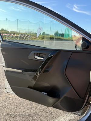 Grey Toyota Auris 2018 in Tallinn, with an engine capacity of 1.60 L and mileage of 94 thousand km for 12500 €, photo 26 on AUTOMOTO.COM.LV