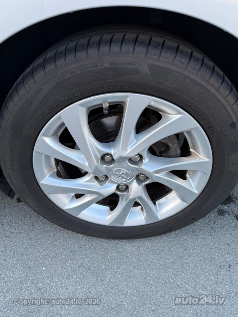 Grey Toyota Auris 2018 in Tallinn, with an engine capacity of 1.60 L and mileage of 94 thousand km for 12500 €, photo 29 on AUTOMOTO.COM.LV