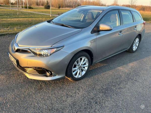 Grey Toyota Auris 2018 in Tallinn, with an engine capacity of 1.80 L and mileage of 229 thousand km for 10190 €, photo 4 on AUTOMOTO.COM.LV