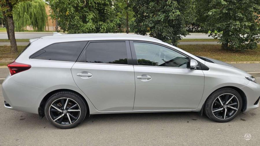 Grey Toyota Auris 2018 in Siauliai, with an engine capacity of 1.60 L and mileage of 201 thousand km for 8800 €, photo 4 on AUTOMOTO.COM.LV