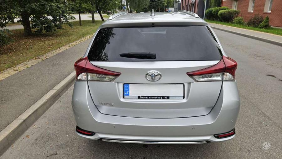 Grey Toyota Auris 2018 in Siauliai, with an engine capacity of 1.60 L and mileage of 201 thousand km for 8800 €, photo 5 on AUTOMOTO.COM.LV