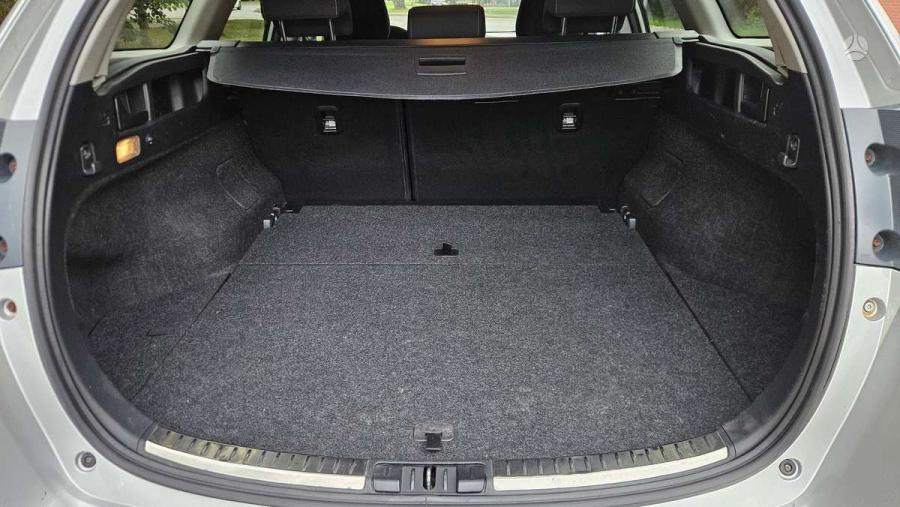 Grey Toyota Auris 2018 in Siauliai, with an engine capacity of 1.60 L and mileage of 201 thousand km for 8800 €, photo 9 on AUTOMOTO.COM.LV