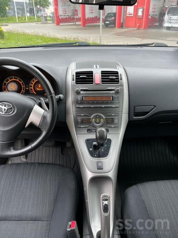Toyota Auris 2007 in Riga, with an engine capacity of 1.60 L and mileage of 179 thousand km for 3100 €, photo 6 on AUTOMOTO.COM.LV