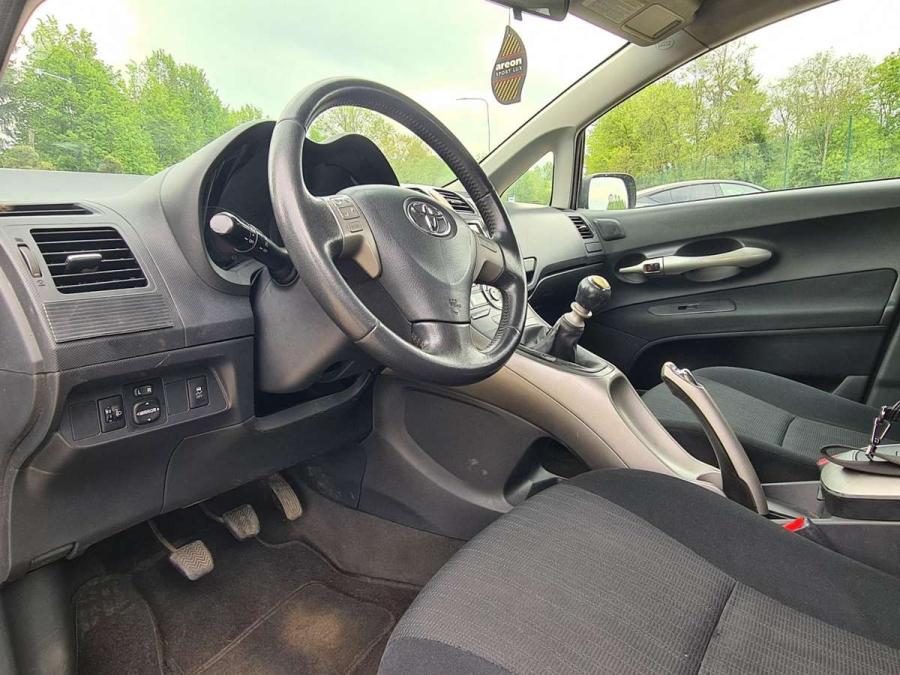 Toyota Auris 2007 in Vilnius, with an engine capacity of 2.00 L and mileage of 317 thousand km for 1950 €, photo 33 on AUTOMOTO.COM.LV