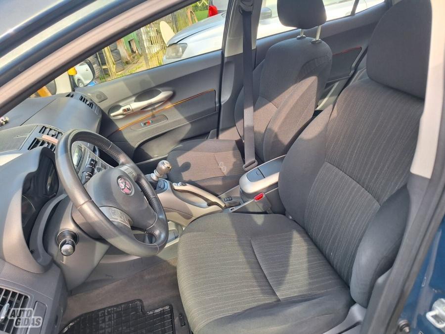Toyota Auris 2007 in Mazeikiai, with an engine capacity of 2.00 L and mileage of 213 thousand km for 3300 €, photo 14 on AUTOMOTO.COM.LV