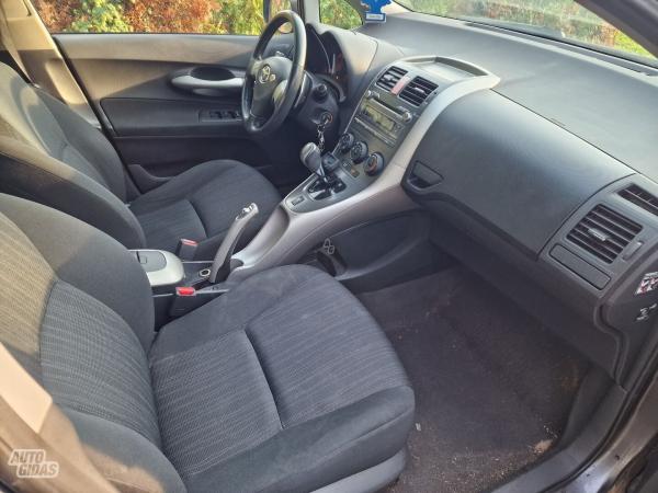 Toyota Auris 2007 in Ukmerge, with an engine capacity of 1.40 L and mileage of 315 thousand km for 1350 €, photo 6 on AUTOMOTO.COM.LV