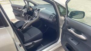 Toyota Auris 2008 in Marijampole, with an engine capacity of 1.60 L and mileage of 240 thousand km for 3000 €, photo 14 on AUTOMOTO.COM.LV