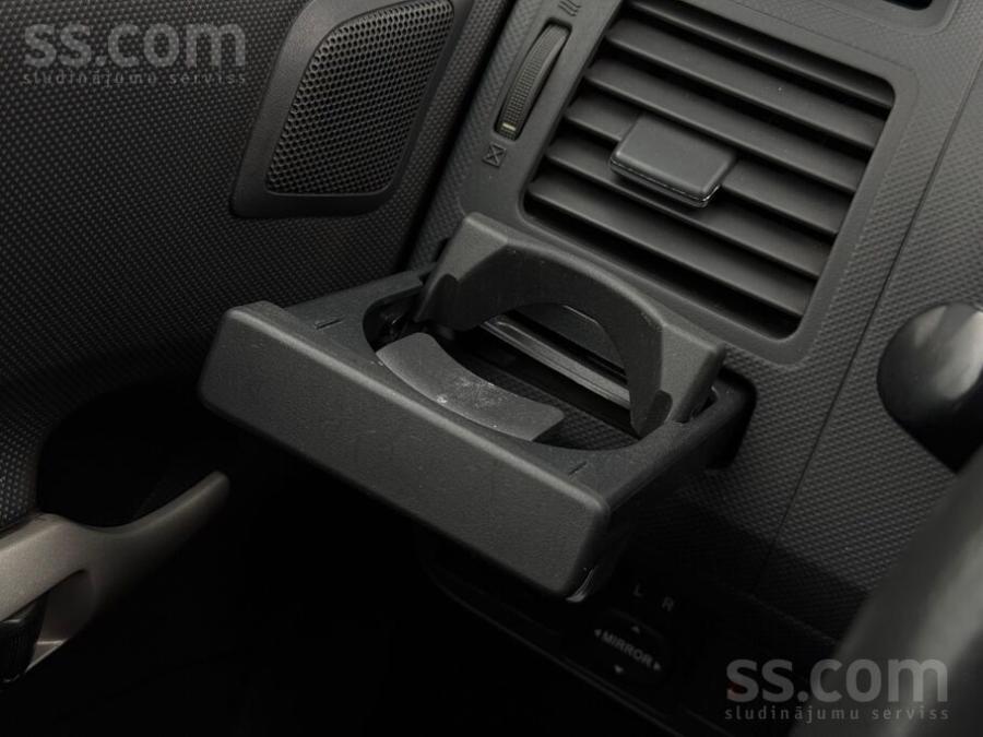Toyota Auris 2008 in Riga, with an engine capacity of 1.60 L and mileage of 186 thousand km for 1990 €, photo 15 on AUTOMOTO.COM.LV