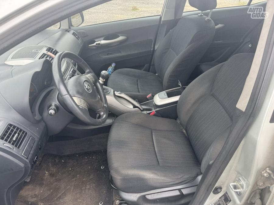 Toyota Auris 2008 in Vilnius, with an engine capacity of 2.00 L and mileage of 255 thousand km for 1730 €, photo 12 on AUTOMOTO.COM.LV