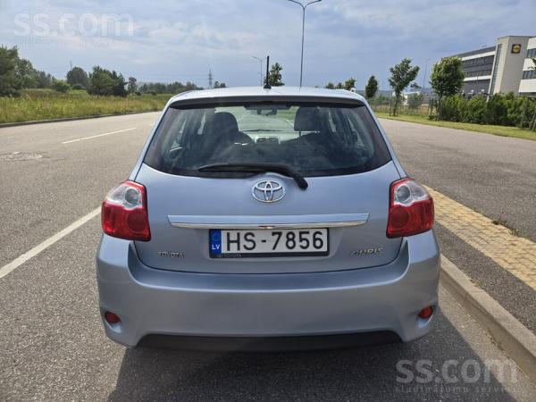 Toyota Auris 2011 in Riga, with an engine capacity of 1.60 L and mileage of 236 thousand km for 4000 €, photo 7 on AUTOMOTO.COM.LV
