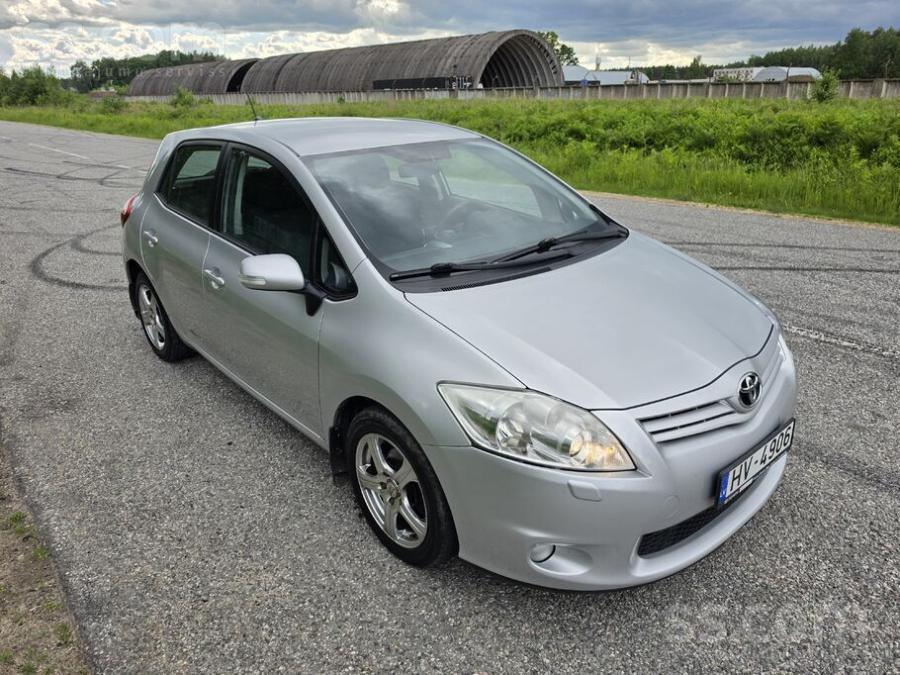 Toyota Auris 2011 in Riga, with an engine capacity of 1.40 L and mileage of 116 thousand km for 2990 €, photo 3 on AUTOMOTO.COM.LV